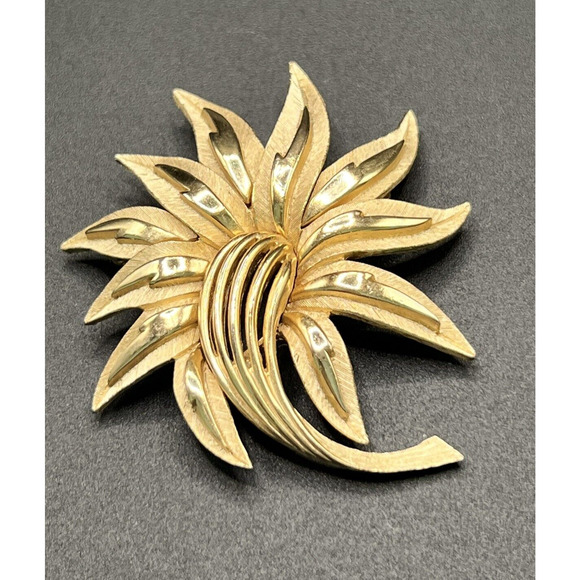 Trifari | Jewelry | Vintage Crown Trifari Flower 3d Brooch Gold Brass ...